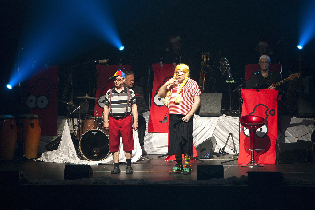 Seitsemän seinähullua Sointu-konsertin orkesterina - Viihde - Aamuset
