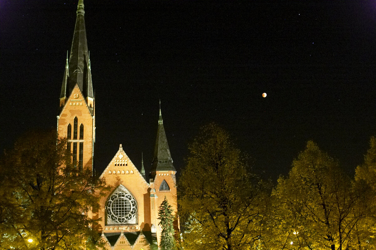 Punainen Kuu kelluu keskiyön taivaalla - Uutiset - Aamuset