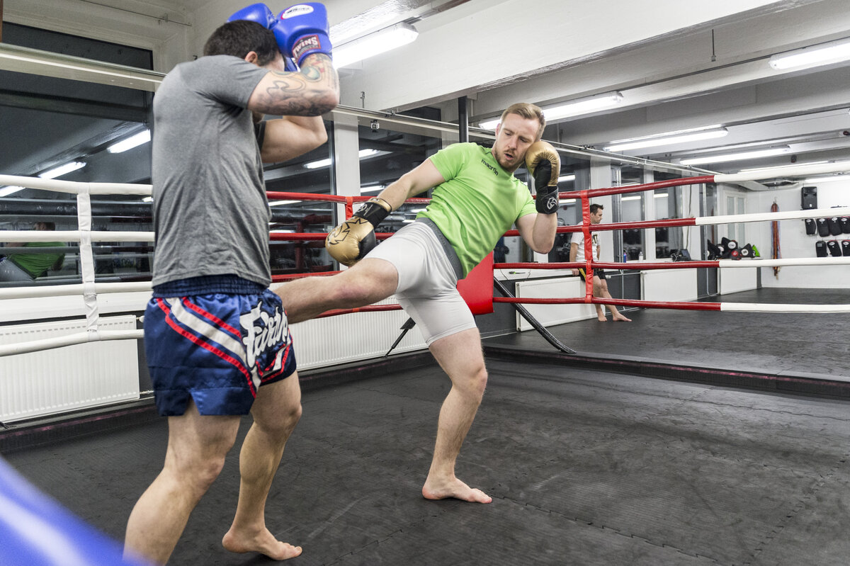 Thainyrkkeilijä Daniel Forsberg kipuaa vapaaotteluhäkkiin - Urheilu ...