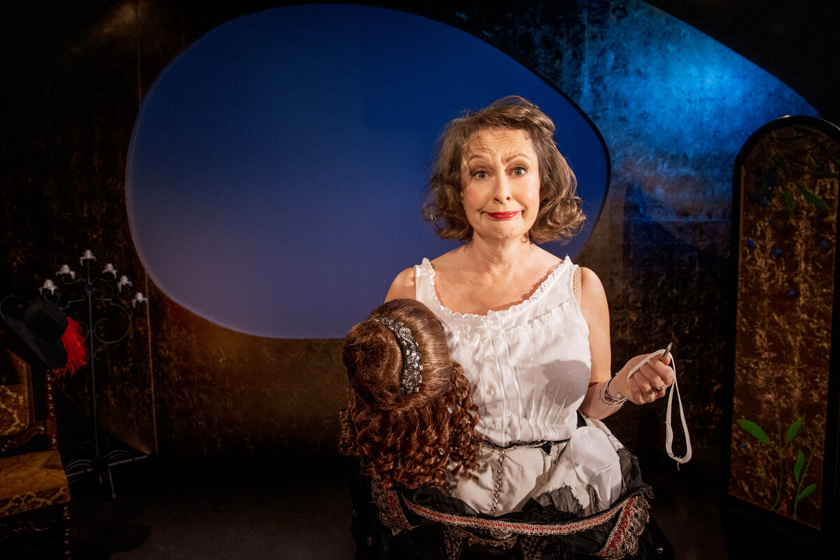 MenoMonoManifestologi vaihdevuosista vierailee Åbo Svenska Teaterissa - Kulttuuri - Aamuset