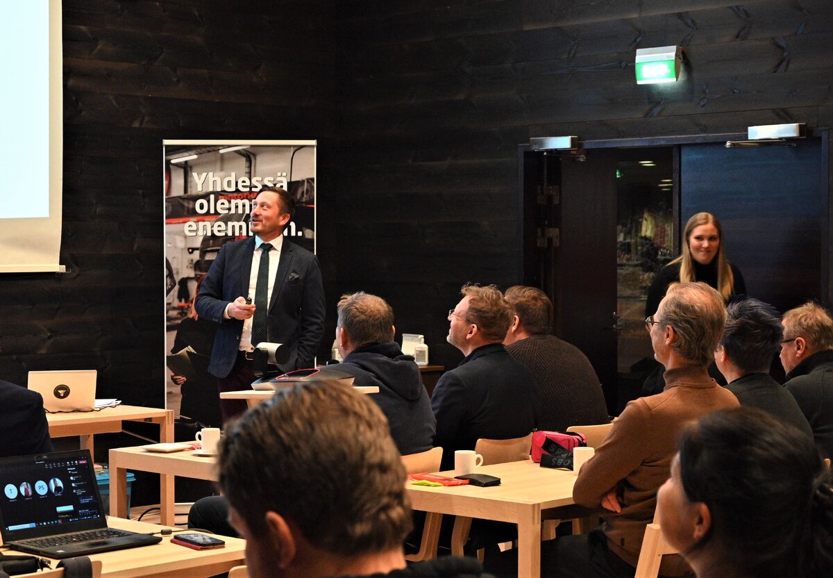 V-S Yrittäjien vuosikokous teki henkilövalintoja ja jakoi ansiomerkkejä ...
