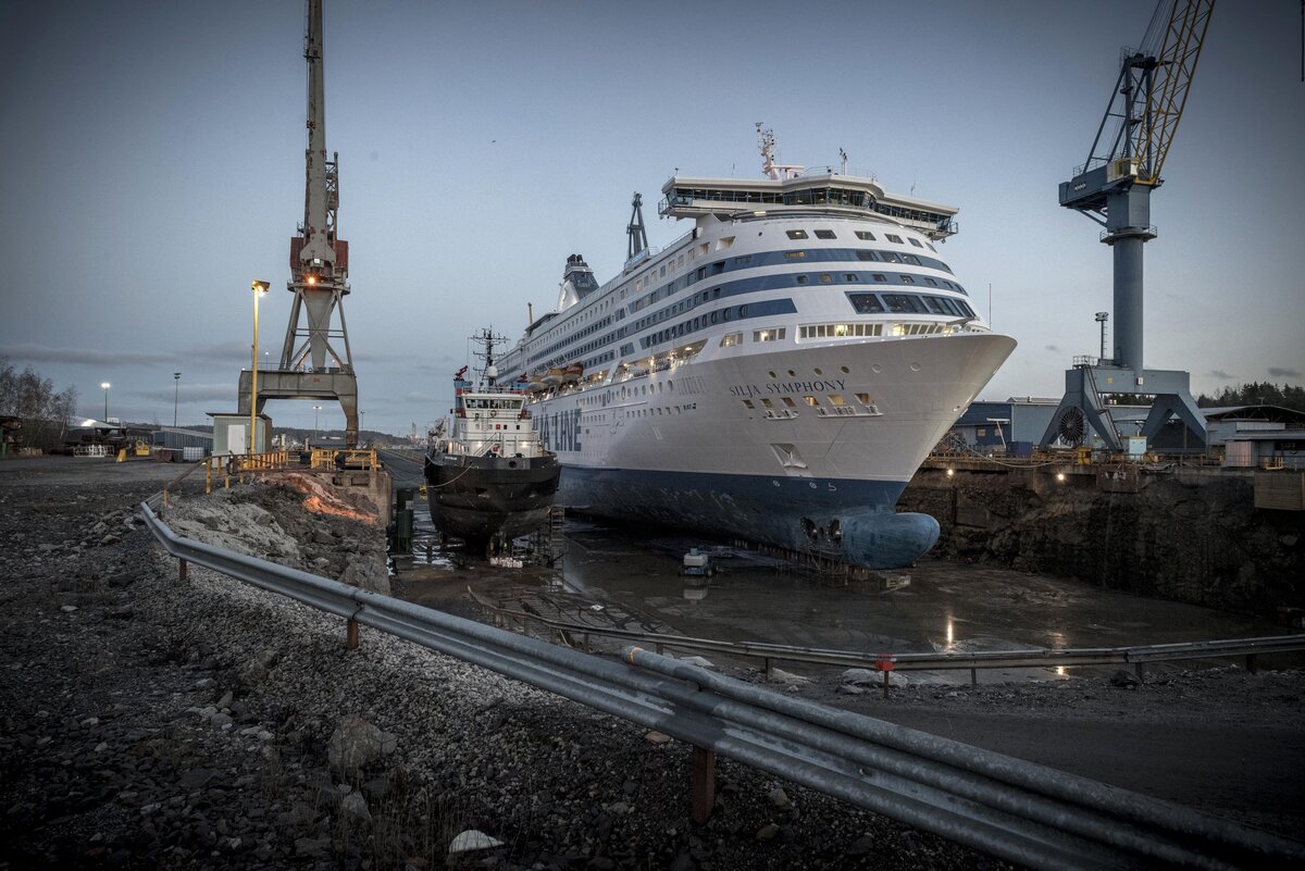 Silja Serenade ja Silja Symphony telakalle Naantaliin tammi–helmikuussa ...