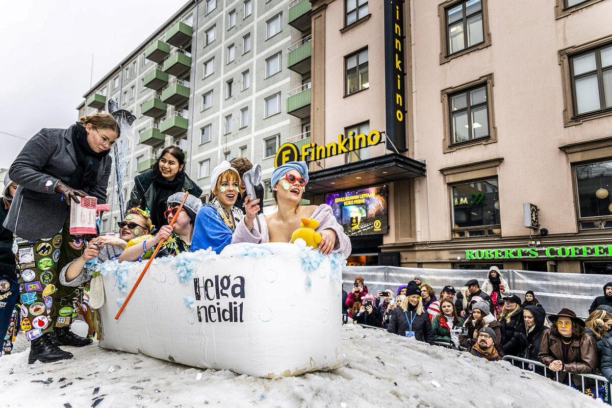 Pikkulaskiainen täyttää jälleen torin - Kaupunki - Aamuset