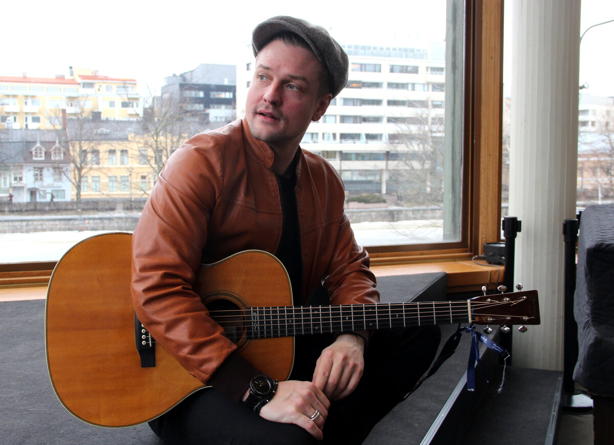 Mikael Saari matkaa sydänjuurilleen kitara kädessä - Kulttuuri - Aamuset