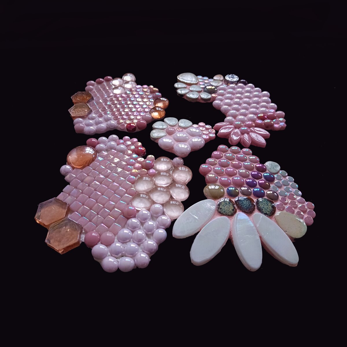 Maa-aineksista valmistettua lasimosaiikkia ja keraamista mosaiikkia - Kulttuuri - Aamuset